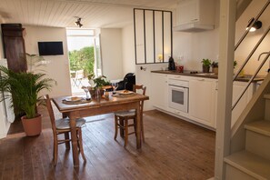 Casa Comfort | Kitchenette privada | Um frigorífico/congelador grande, um micro-ondas, um forno 