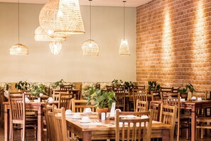 Café da manhã com buffet grátis todos os dias