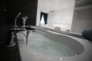 Suíte, banheira de hidromassagem | Cofres nos quartos, escrivaninha, Wi-Fi de cortesia, roupa de cama