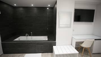 Suite, banheira de hidromassagem | Cofre no quarto, secretária, Wi-fi grátis, roupa de cama fornecida