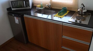 Bungalow Clássico | Cozinha privada | Um frigorífico, um micro-ondas, uma placa de cozinha 