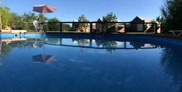 Piscina exterior sazonal, guarda-sóis, espreguiçadeiras 