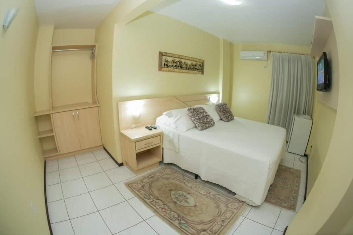 Minibar, secretária, ferro/tábua de engomar, Wi-fi grátis