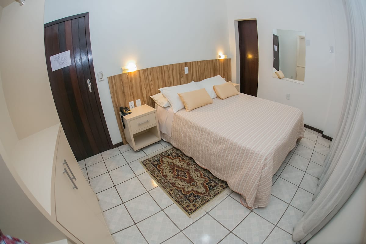 Quarto Duplo Standard, 1 cama de casal, não fumadores | Minibar, secretária, ferro/tábua de engomar, Wi-fi grátis