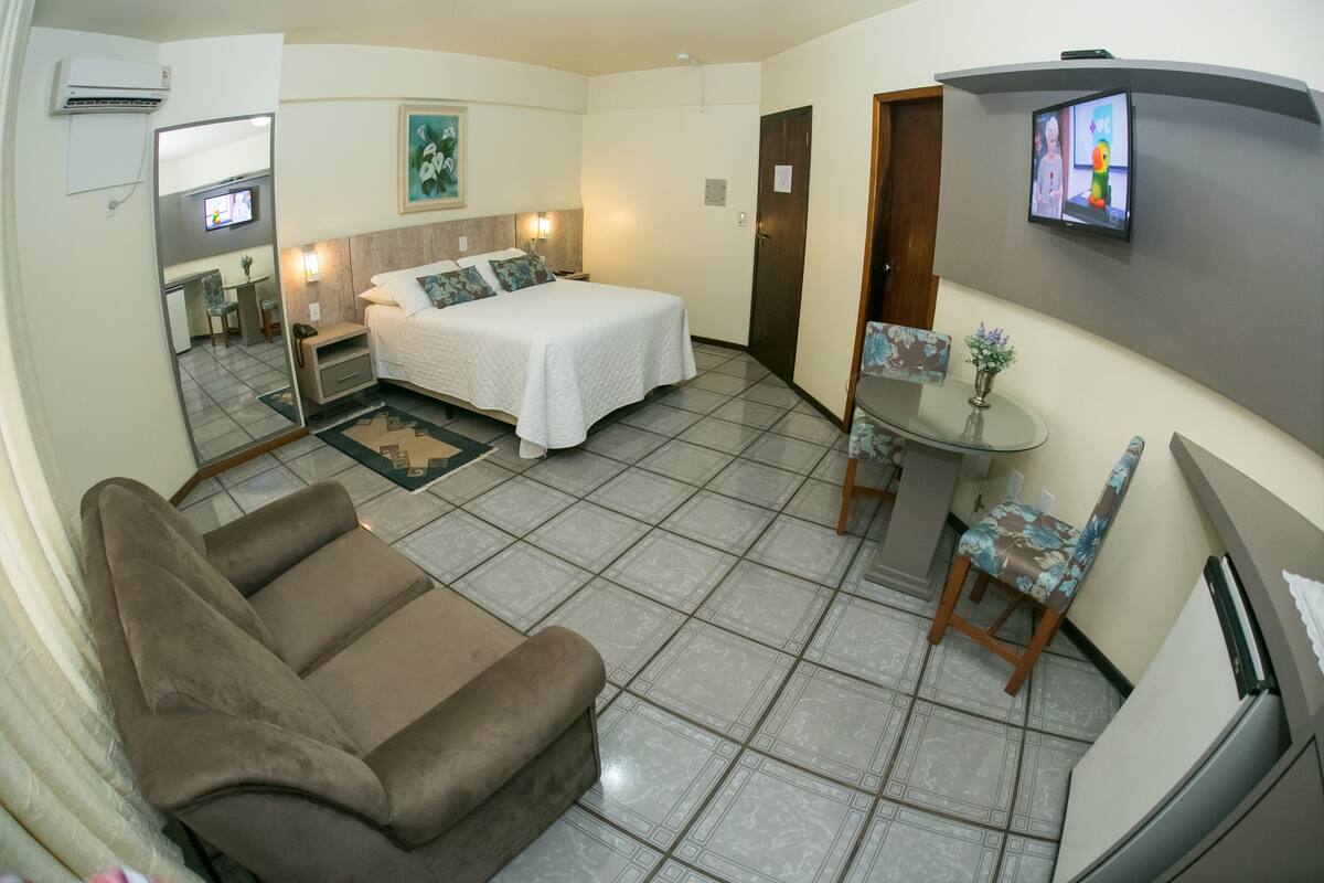 Semi Luxo | Minibar, secretária, ferro/tábua de engomar, Wi-fi grátis