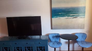 Quarto standard, 1 cama King, para não fumantes | Área de estar | TV de tela plana