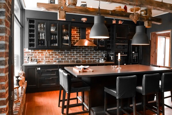 Apartment 4, Multiple Beds, Non Smoking | Cozinha privada | Um frigorífico, uma placa de cozinha, uma chaleira elétrica