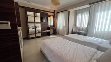 1 quarto, roupa de alta qualidade, cofre no quarto, secretária