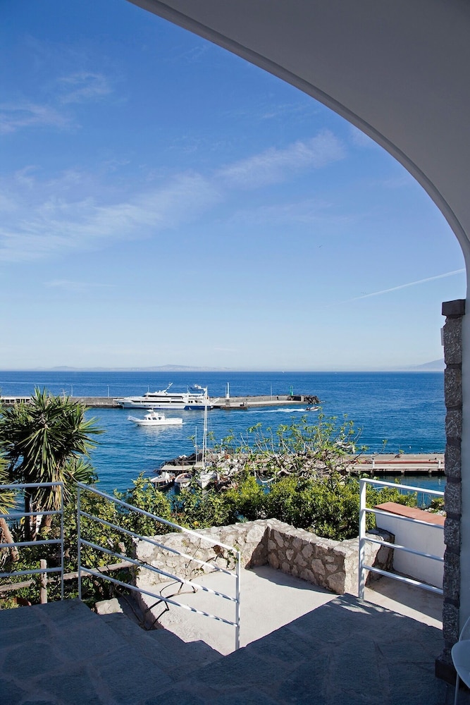 Villa Vesuvio In Fortino Capri Eine Terrasse Am Meer 10 Minuten Von Der Piazzetta - Capri