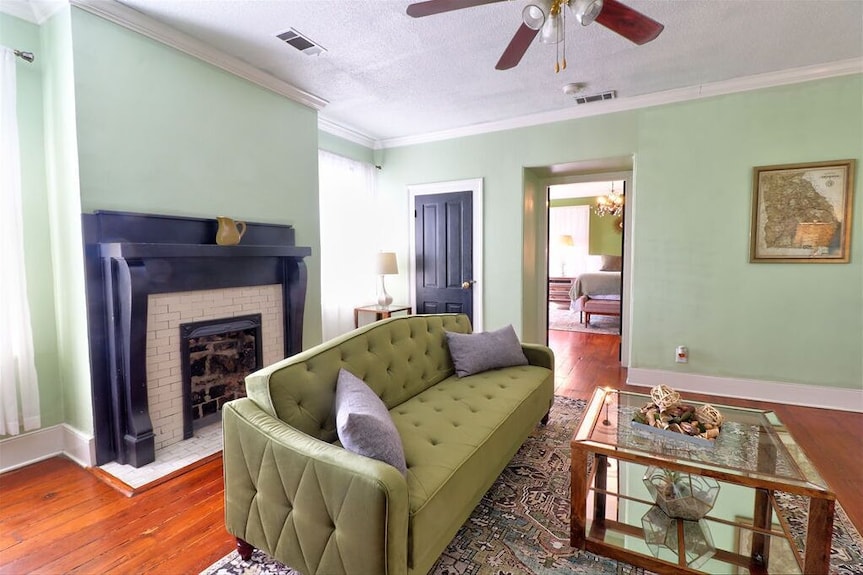 Jones Green Room Loft Apartment -Dog Friendly Upon Approval! - Savannah, GA