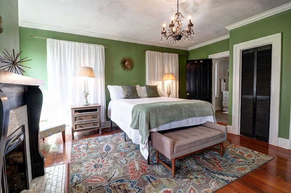 Jones Green Room Loft Apartment -Dog Friendly Upon Approval! - Savannah, GA