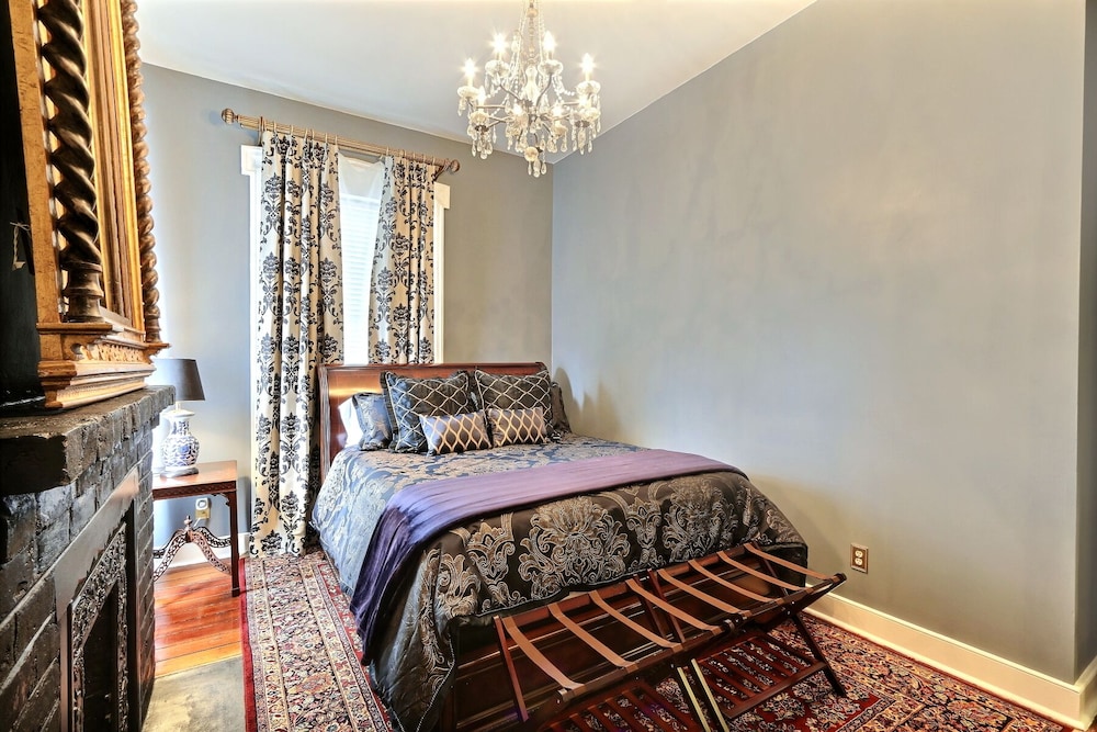 W Jones St. Luxury Parlor- Private Balcony & Off Street Parking Included! - Savannah, GA