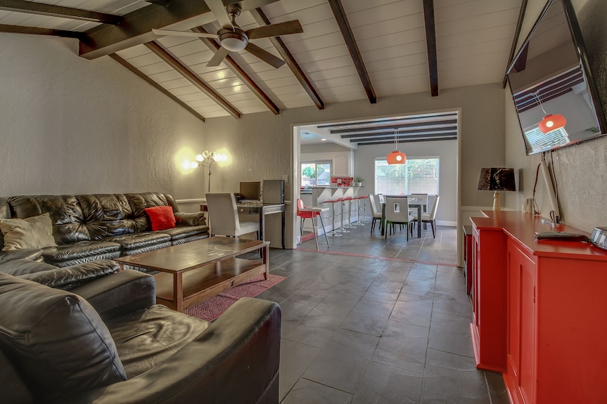 Funtierland + Mickey's House + Walk To Disneyland + Pool/hot Tub + Pet Friendly - Anaheim, CA