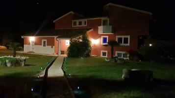 Fachada do alojamento (tarde/noite)