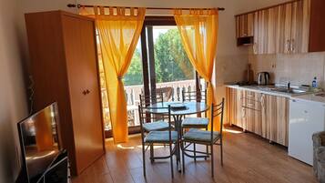 Apartamento Comfort (4) | Cozinha privada | Um frigorífico, uma placa de cozinha, utensílios de cozinha