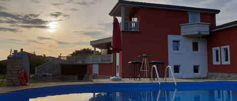 Piscina externa sazonal, guarda-sóis, espreguiçadeiras