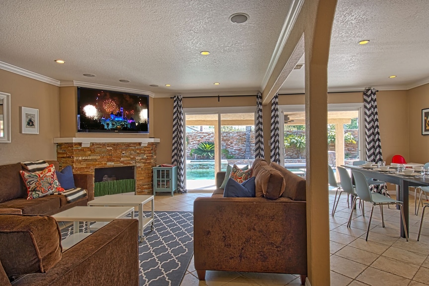 Funtierland + Paradise Pier + Walk To Disneyland + Pool + Game Room - Anaheim, CA