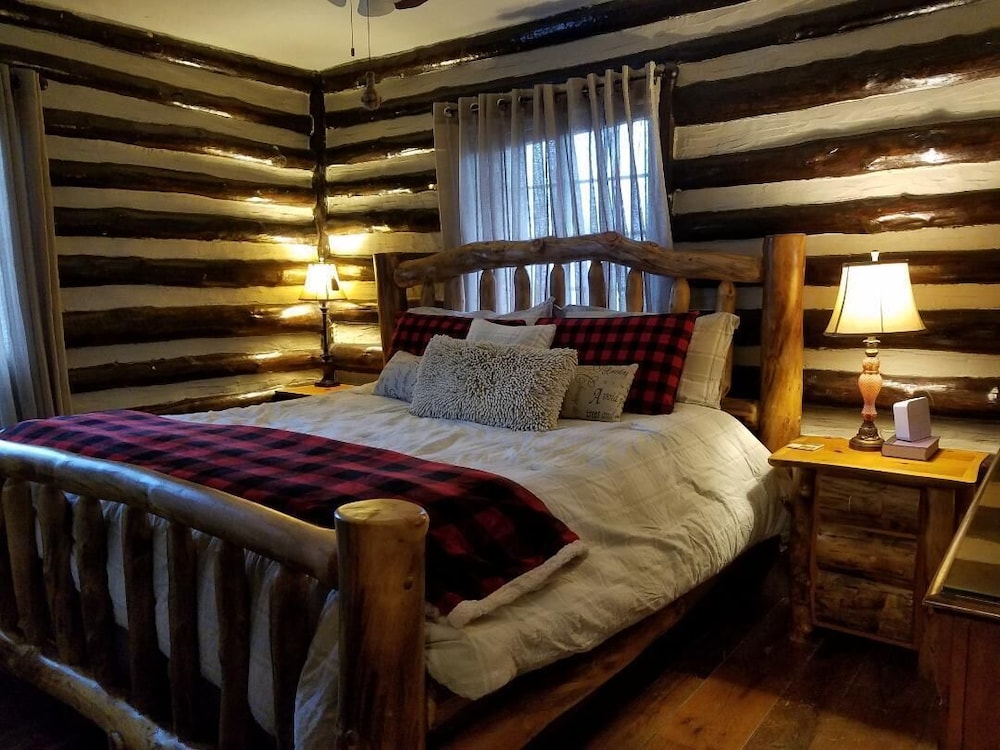 Old World Swiss Cabin Nestled In Woods Ancient Lore & Neyland Stadium Close By - Knoxville, TN