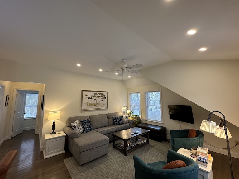 Falmouth Waterfront Carriage House Apt - South Beach, Long Island
