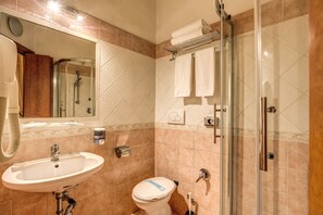 Quarto Duplo ou Twin Clássico, não fumadores | Casa de banho | Um polibã, um chuveiro fixo, artigos de higiene pessoal grátis 