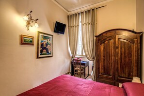 Quarto Triplo Básico, não fumadores | Cofre no quarto, secretária, quartos insonorizados 