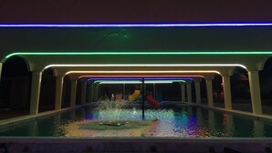 Piscina externa sazonal, funciona das 7h às 21h, guarda-sóis