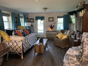 Apartamento luxo, várias camas, vista para o jardim, no piso térreo | Área de estar | TV de tela plana, DVD player