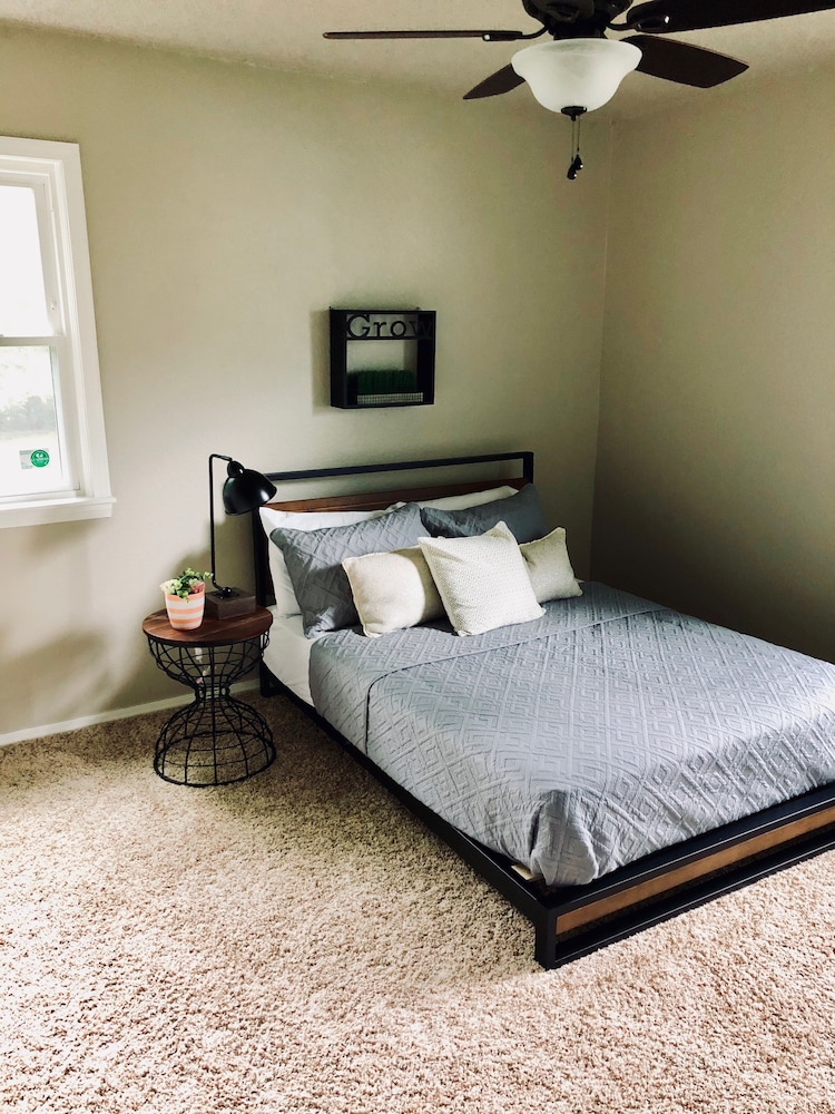 Broken Arrow's Best!- Pool Table, Fire Pit, & More!! - Broken Arrow, OK