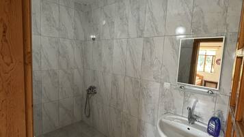 Quarto Quádruplo Familiar | Casa de banho | Um polibã, um chuveiro de hidromassagem