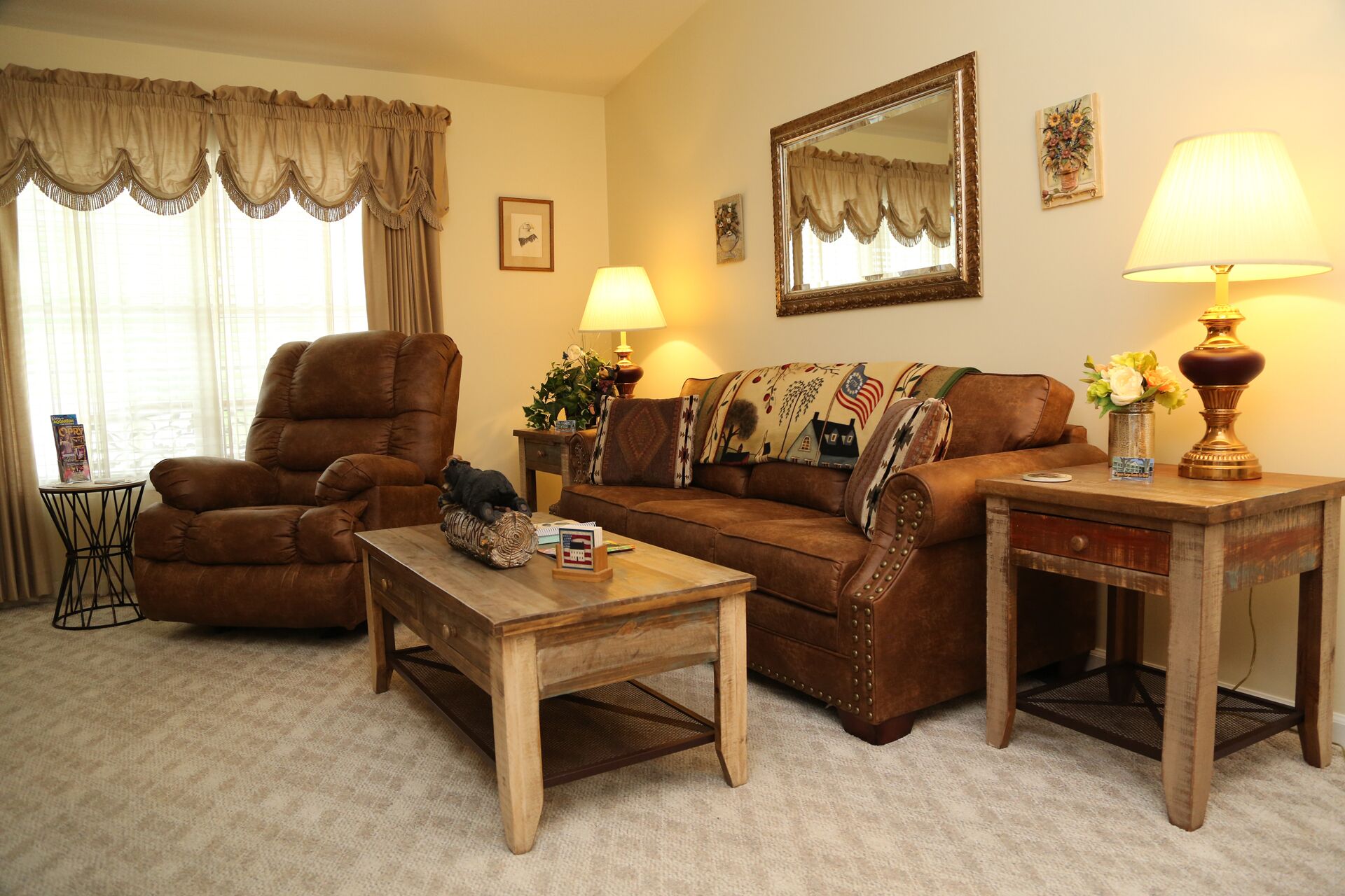 Condo, 1 Block To Parkway,  Private  Wifi ,  Pool, King Bed, Walk To Island - The Island in Pigeon Forge, Pigeon Forge