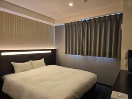 Edredons de pluma, cortinas blackout, quartos à prova de som