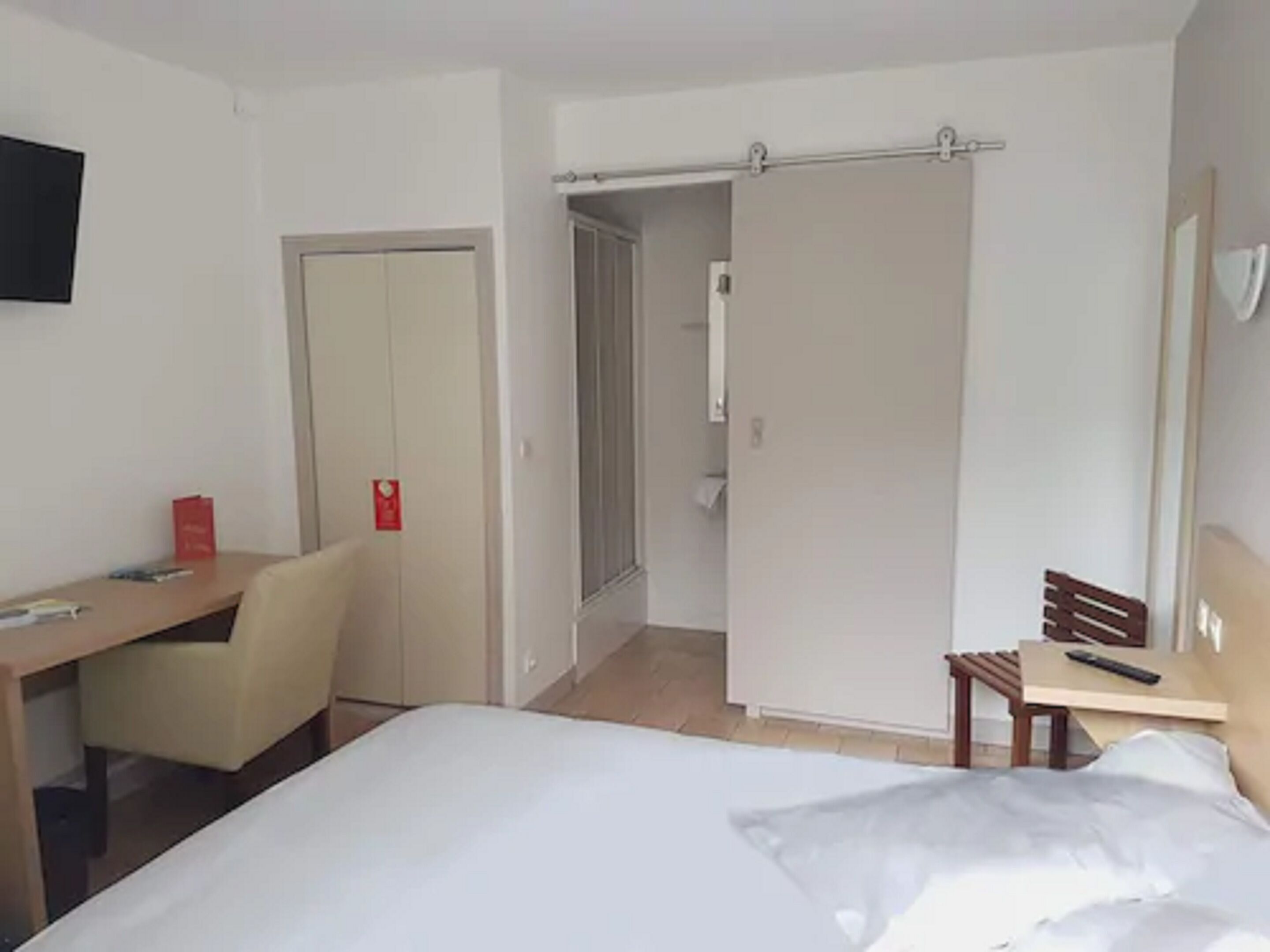 Roupas de cama premium, escrivaninha, espaço de trabalho para notebook