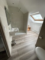 Quarto Quádruplo Comfort | Casa de banho | Um polibã, um secador de cabelo, toalhas fornecidas, sabão 