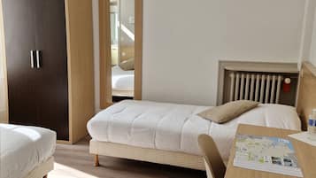 Quarto triplo | Escrivaninha, ferros/tábuas de passar roupa, Wi-Fi de cortesia