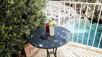 Azzurra, double deluxe, vista mare | Cofres nos quartos, individualmente decorados