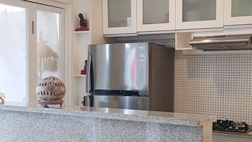 Villa, 3 quartos | Kitchenette privada | Um frigorífico, uma placa de cozinha, utensílios de cozinha