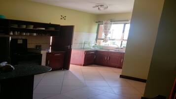 Apartamento Familiar, várias camas, não fumadores | Sala | TV de ecrã plano