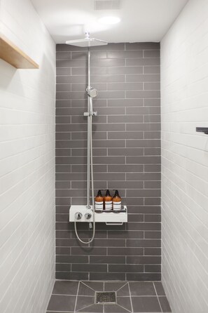 Dormitório Partilhado, apenas para homens | Duche na casa de banho
