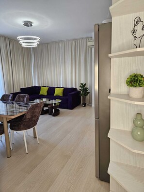 Quarto Duplo Deluxe, varanda | Sala de estar | Televisor de ecrã plano de 42 polegadas com canais por cabo, televisor 