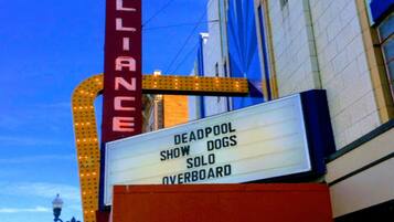 Letreiro luminoso do teatro Alliance anunciando o espetáculo 'Deadpool Show Dogs Solo Overboard'.