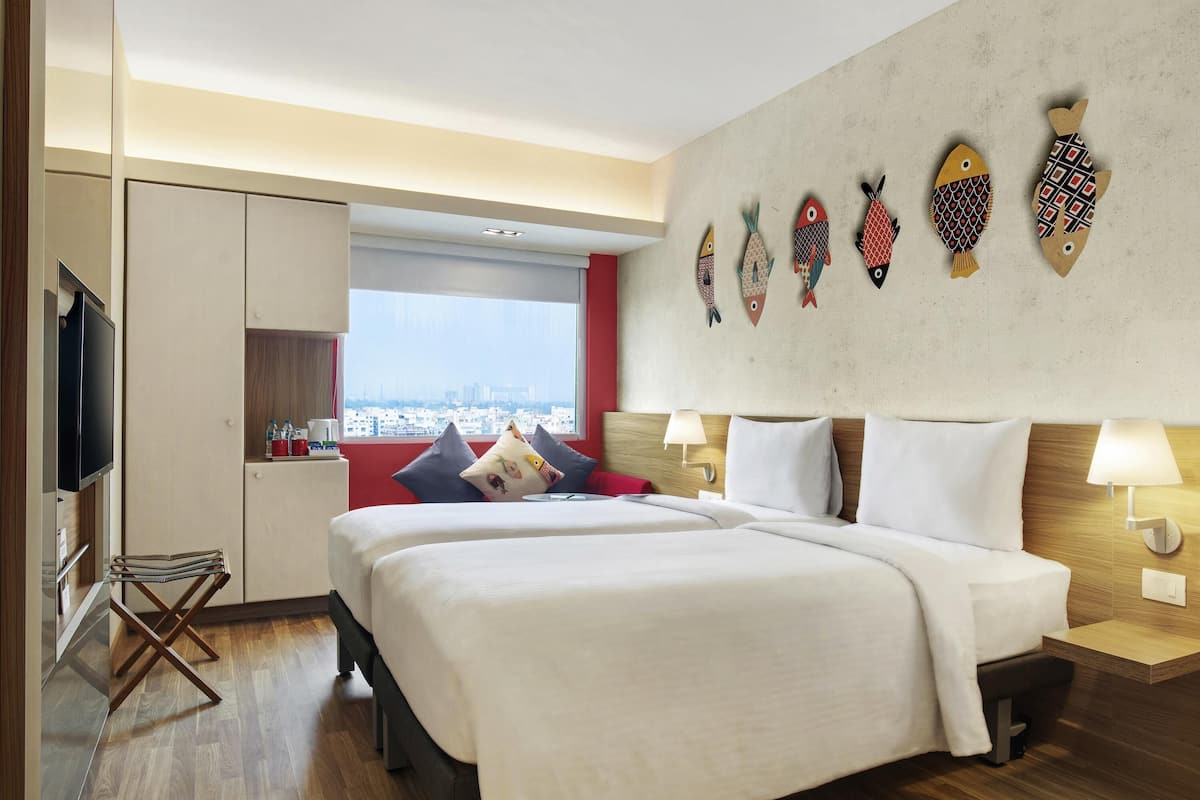 Roupa hipoalergénica, camas de colchão viscoelástico, cofre no quarto