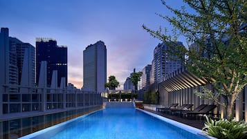 Piscina exterior, espreguiçadeiras