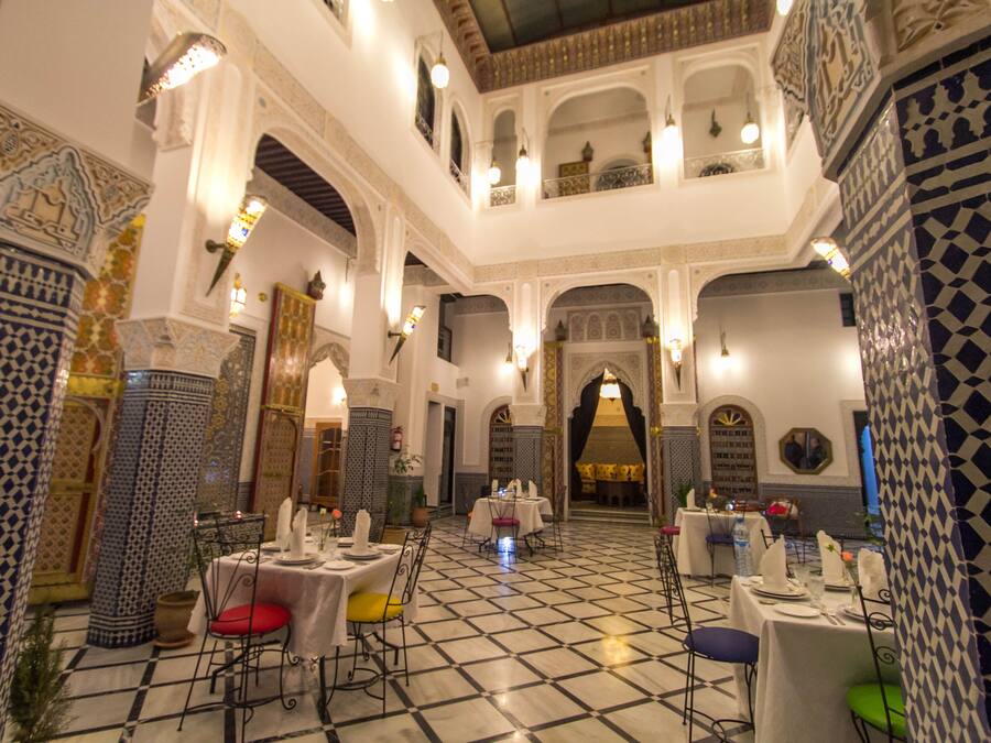 Pequenos-almoços, almoços, jantares servidos, cozinha marroquina