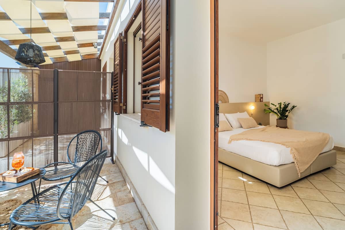 Quarto Duplo Comfort | Roupa de alta qualidade, edredões de penas, cofre no quarto, secretária