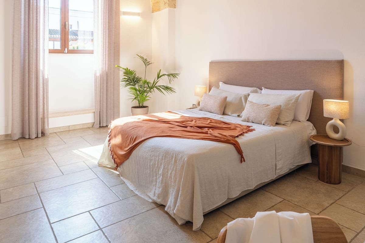 Quarto Quádruplo Superior | Roupa de alta qualidade, edredões de penas, cofre no quarto, secretária