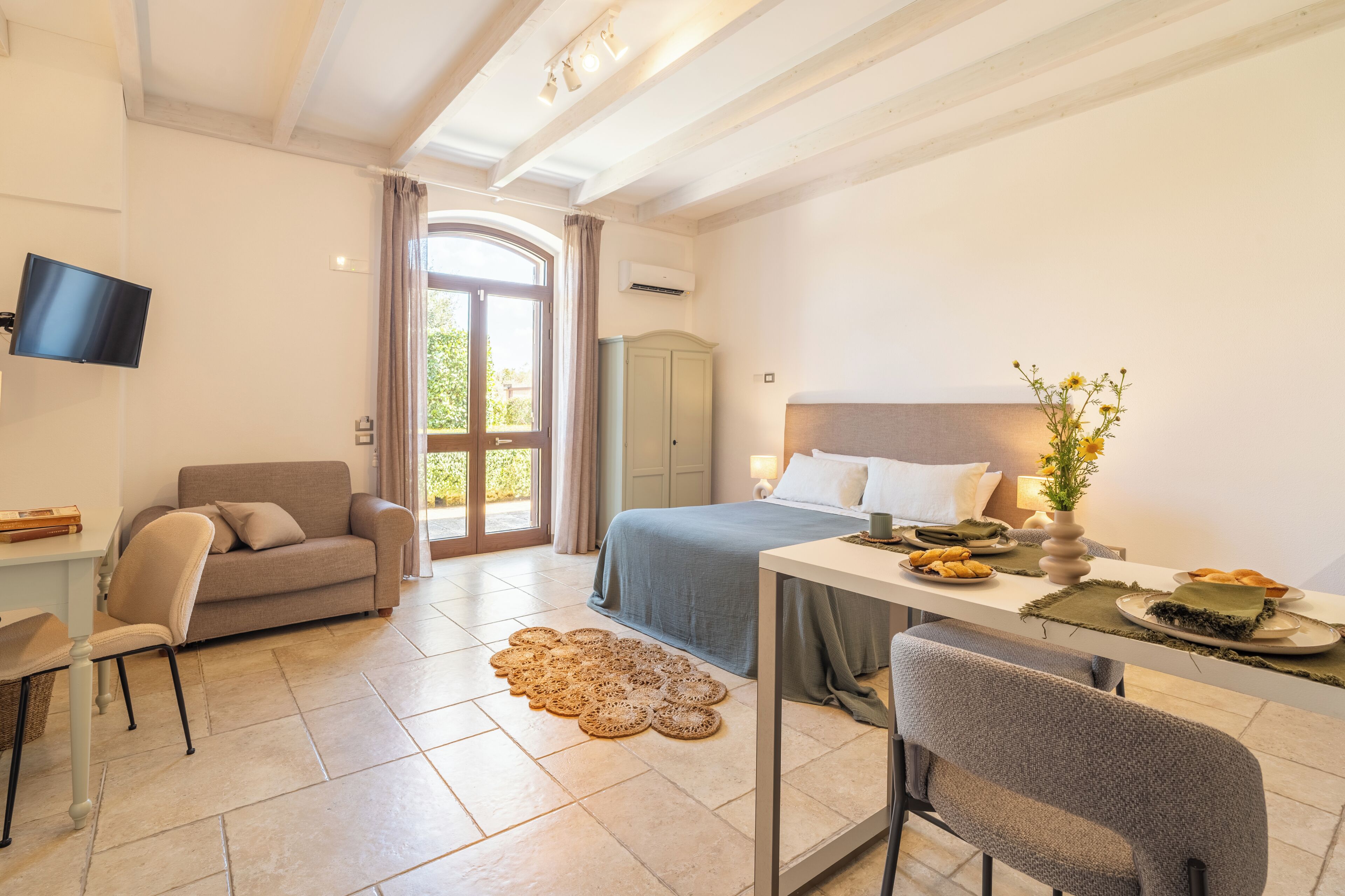 Estúdio Básico | Roupa de alta qualidade, edredões de penas, cofre no quarto, secretária 