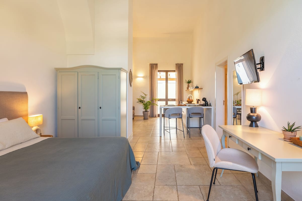 Estúdio Familiar, vista para a piscina | Roupa de alta qualidade, edredões de penas, cofre no quarto, secretária