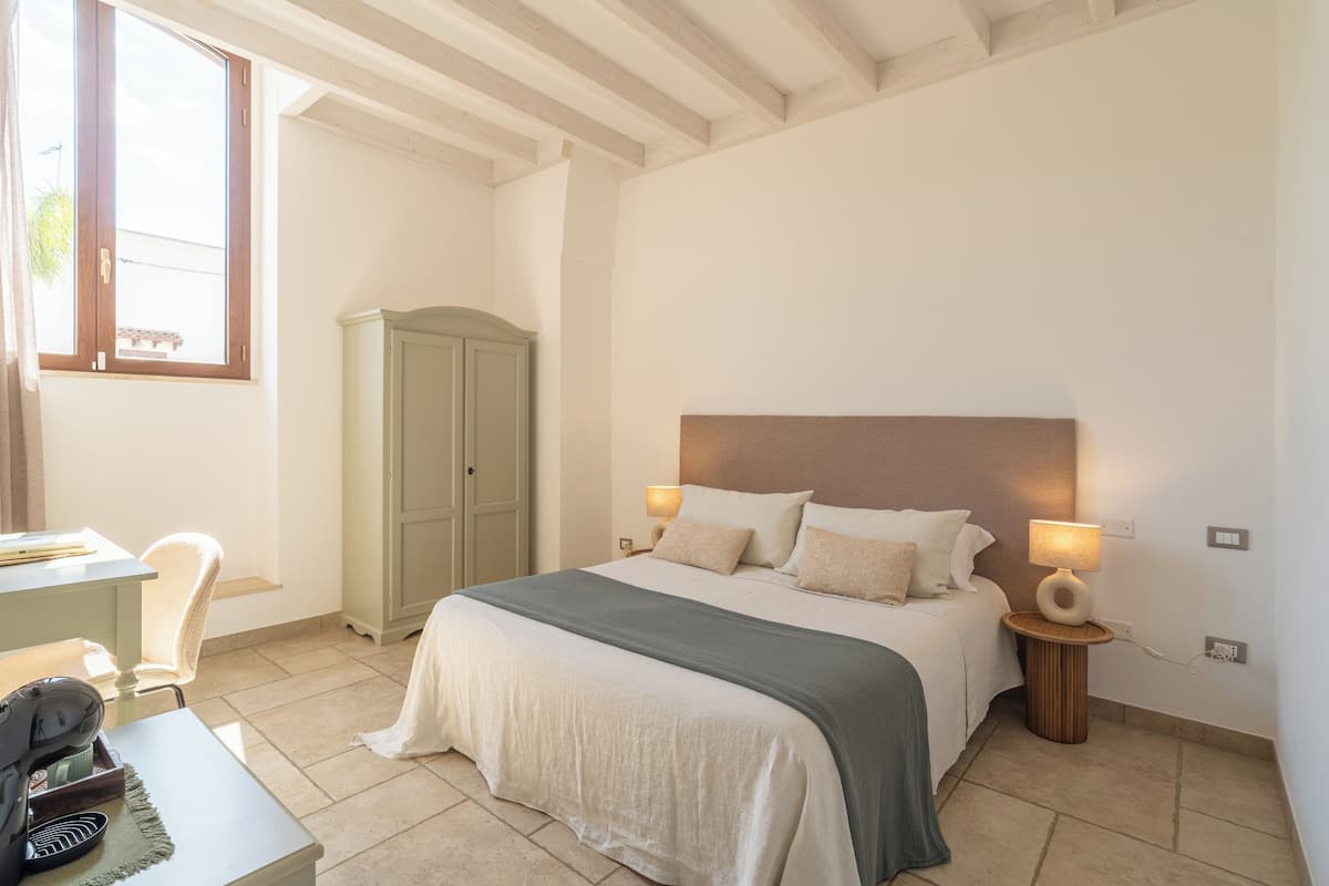 Quarto Duplo | Roupa de alta qualidade, edredões de penas, cofre no quarto, secretária