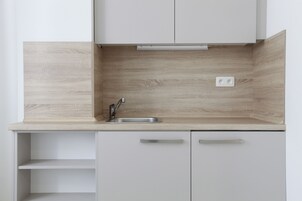 Apartamento Superior | Kitchenette privada | Um frigorífico, uma placa de cozinha, uma chaleira elétrica 