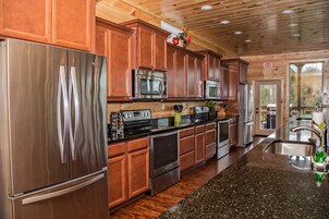 Cabine, vários quartos | Cozinha privada | Um frigorífico, um forno, uma cafeteira/bule, uma torradeira 